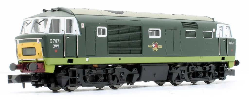 Dapol Class 35 "Hymek" Two Tone Green D7071 - Watching The Wheels